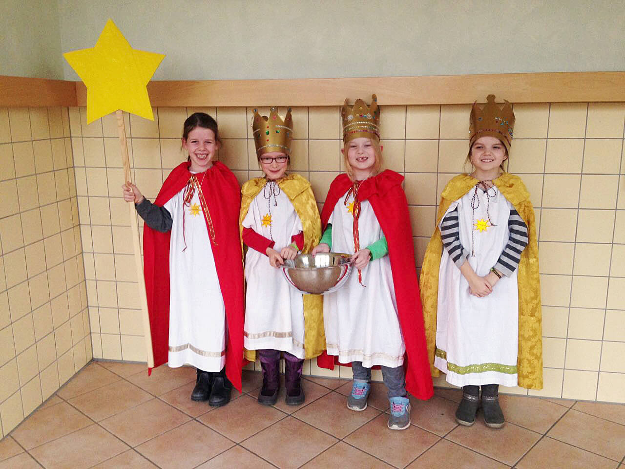 Besuch der Sternsinger | Katholische Grundschule St.Tönis
